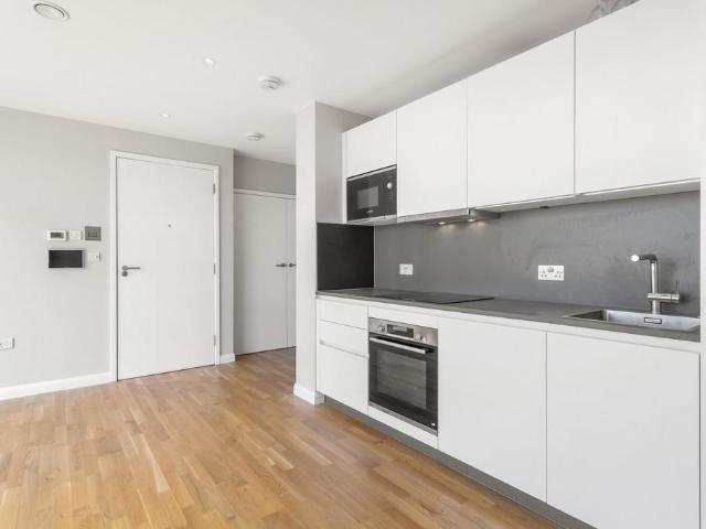 at London, Dray Court Trout Road UB7 Studio to rent £1,375 pcm £317 pw