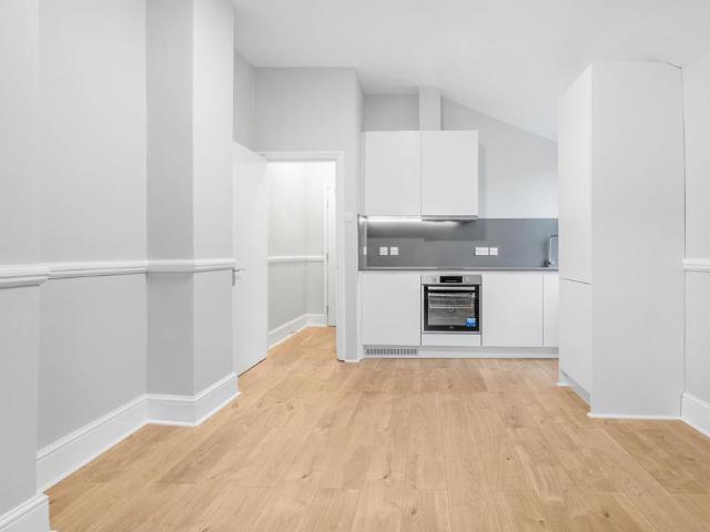 at London, Fordwych Road NW2 Studio to rent £1,325 pcm £306 pw