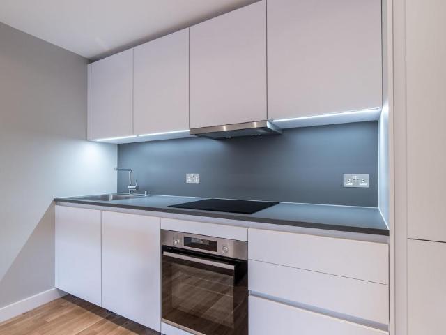 at London, Flat 7 Gerard Court NW2 1 bed ground floor flat to rent £1,725 pcm £398 pw
