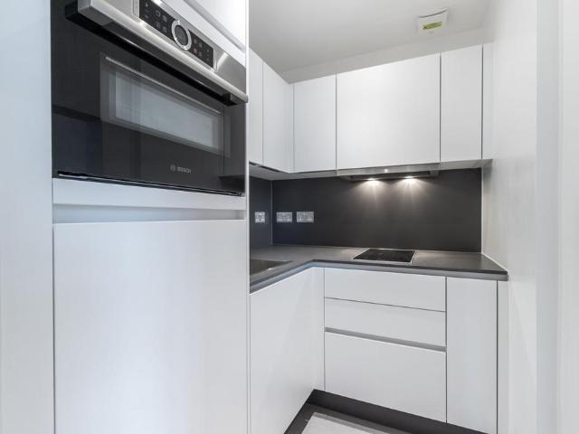 at London, Flat 8 Cornwall Mansions. 1 bed ground floor flat to rent £1,900 pcm £438 pw