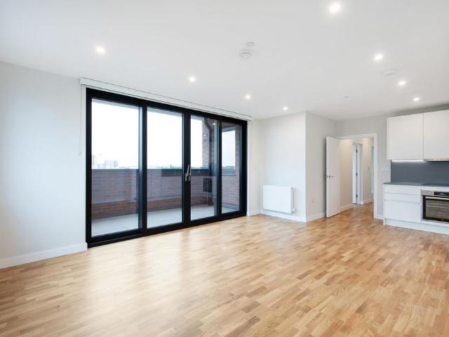 at London, Flat 106, Premier House. 2 bed flat to rent £2,025 pcm £467 pw
