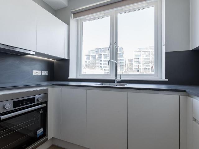 at London, Flat 10 Leigh Court 6. 1 bed ground floor flat to rent £2,450 pcm £565 pw