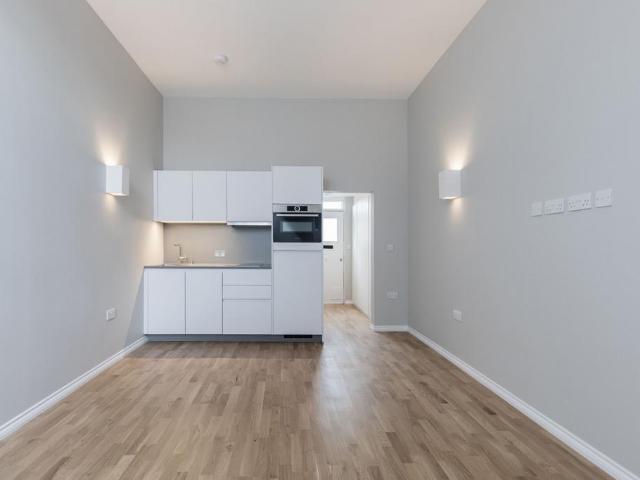 at London, Flat 19 Riverside. Studio to rent £1,225 pcm £283 pw