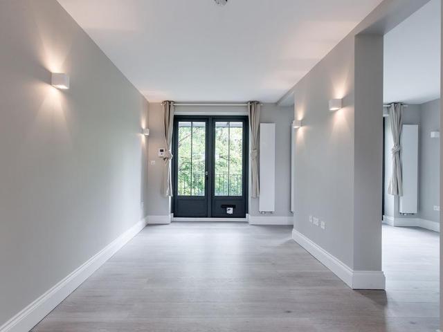 at London, Flat 25 Riverside. Studio to rent £1,325 pcm £306 pw