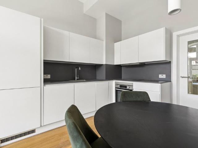 at London, Flat 2 Leigh Court 6. 1 bed ground floor flat to rent £2,395 pcm £553 pw