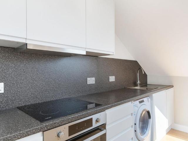 at London, Saltram Crescent 109. Studio to rent £1,550 pcm £358 pw
