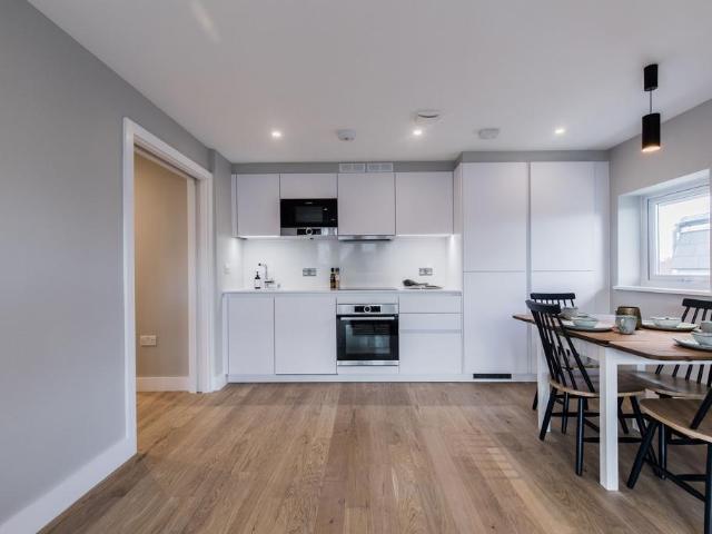 at London, Pavilion Court NW3 2 bed ground floor flat to rent £2,900 pcm £669 pw