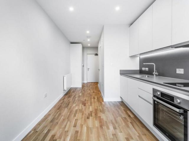 at London, Premier House, Canning. Studio to rent £1,000 pcm £231 pw