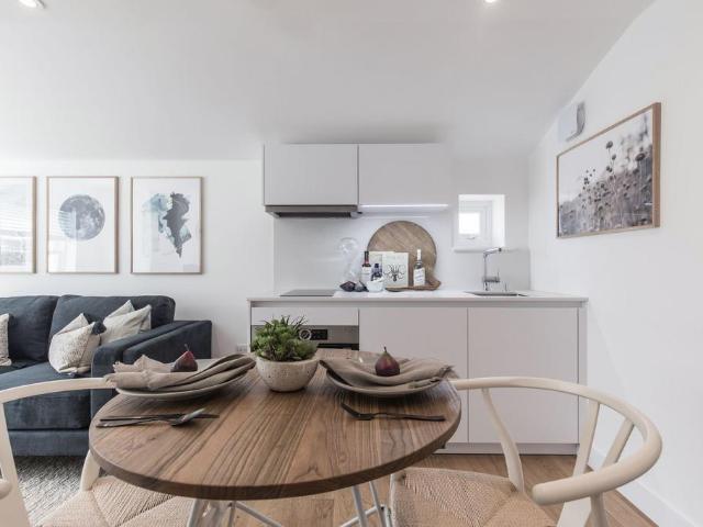 at London, Rockhall Road 10 Rockhall. Studio to rent £1,550 pcm £358 pw