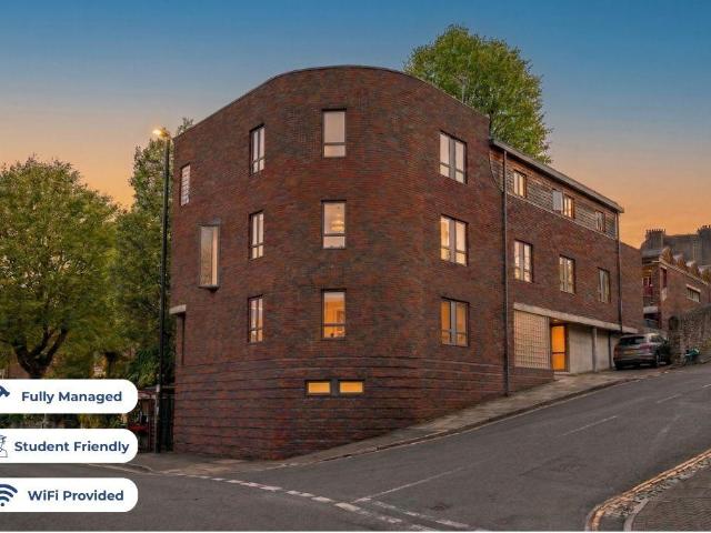 at Nationwide, Flat 1, 1a, Ambra Vale. 3 bed flat to rent £2,496 pcm £576 pw