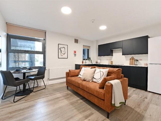 at Sheffield, Apartment 15. 3 bed apartment to rent £1,305 pcm £301 pw