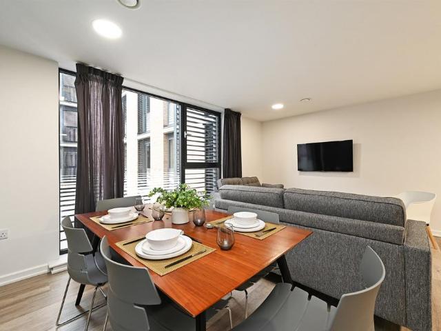 at Sheffield, Apartment 408. 4 bed apartment to rent £1,480 pcm £342 pw