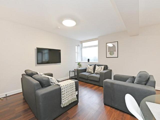 at Sheffield, Apartment 51. 3 bed apartment to rent £1,227 pcm £283 pw