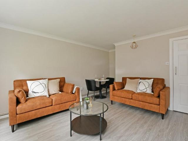 at Sheffield, Flat A, Tapton House. 4 bed apartment to rent £1,222 pcm £282 pw