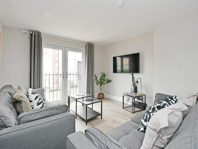 at Sheffield, Flat B, 212 Broomhall. 5 bed apartment to rent £1,950 pcm £450 pw