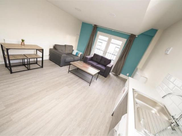 at Sheffield, Flat C, 212 Broomhall. 4 bed apartment to rent £1,906 pcm £440 pw