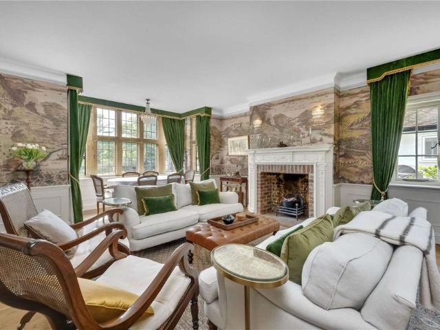 Atmospheric period home in fabulous grounds, close to excellent schools and equally for easy access into Guildford and onto London