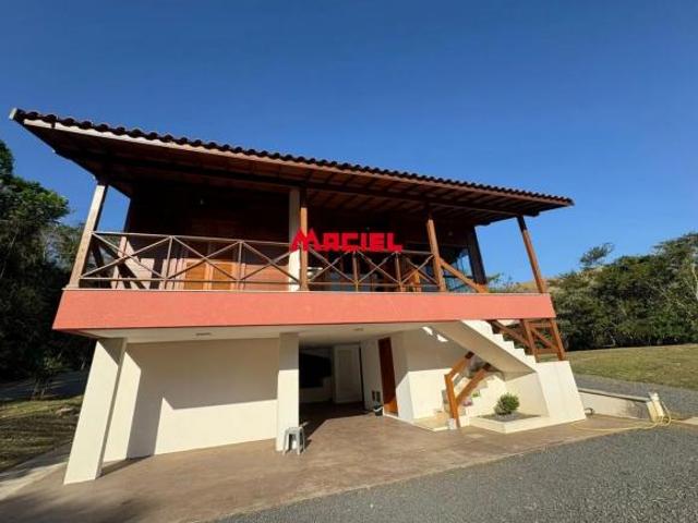 Atenção! Lindo sítio em Monteiro Lobato! Casa de madeira com 2 quartos / 2 suítes / área gourmet