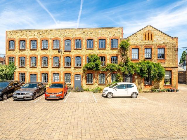 Athelstan Place, Twickenham TW2, 1 bed flat to rent, £2,100 pcm | PrimeLocation
