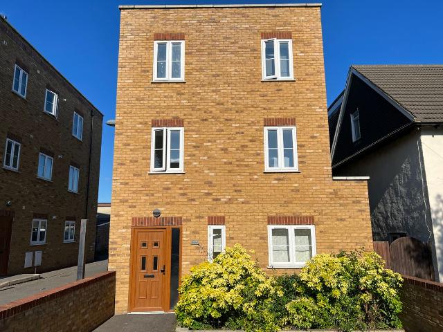 Athelstan Road, Romford RM3, Room to rent, £800 pcm | PrimeLocation