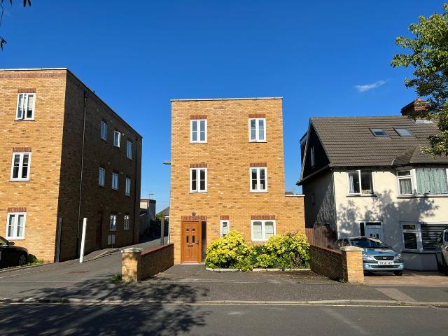 Athelstan Road, Romford RM3, Room to rent, £800 pcm | PrimeLocation