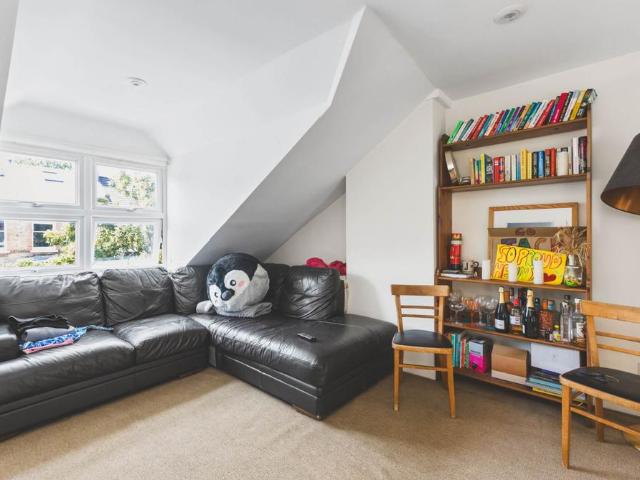 Atherfold Road, London, SW9 2 bed flat to rent £2,450 pcm £565 pw
