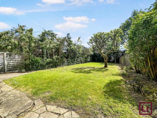 Athol Gardens, Pinner, HA5 2 bed property to rent £2,100 pcm £485 pw
