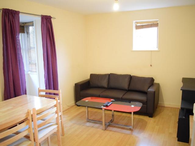 Athol Square, London E14, 1 bed flat to rent, £1,625 pcm | PrimeLocation
