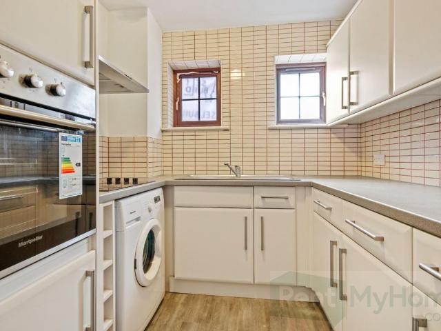 Athol Square, London E14, 1 bed flat to rent, £1,750 pcm | PrimeLocation