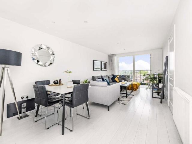 Atkins Square, London E8 2 bed flat to rent £3,000 pcm £692 pw