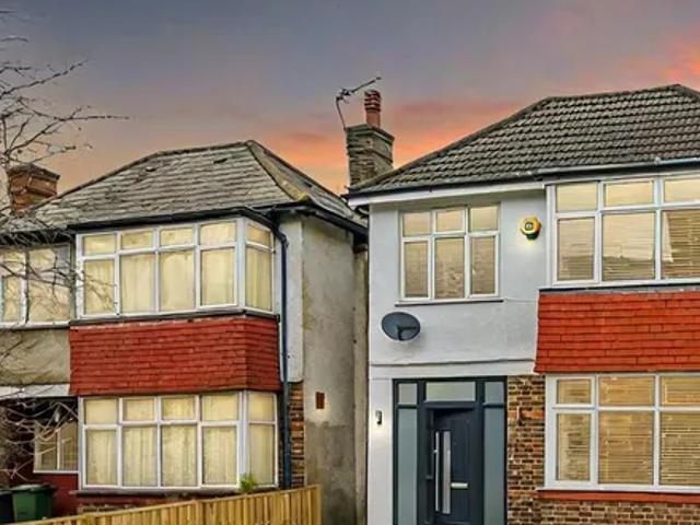 Atkins Road, London, SW12 0FF, United Kingdom | 4 bed house for rent #138315163 | Rentberry