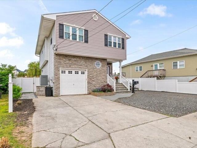 Atlantic St, Lindenhurst, Home For Sale