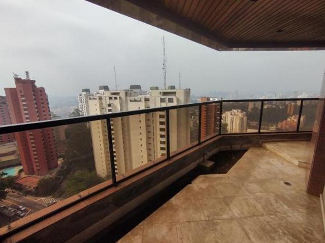 Elegante triplex para venda e locação em Vila Andrade com 6 quartos, sendo 4 suítes, 675m²