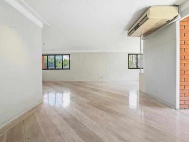 Atraente apartamento para venda em Moema com 4 quartos, sendo 4 suítes, 200m²