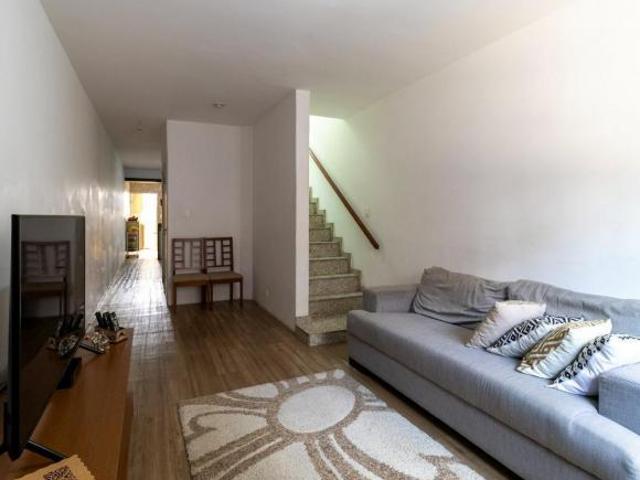 Confortável casa em condomínio para venda com 3 quartos, sendo 1 suíte, 121m²