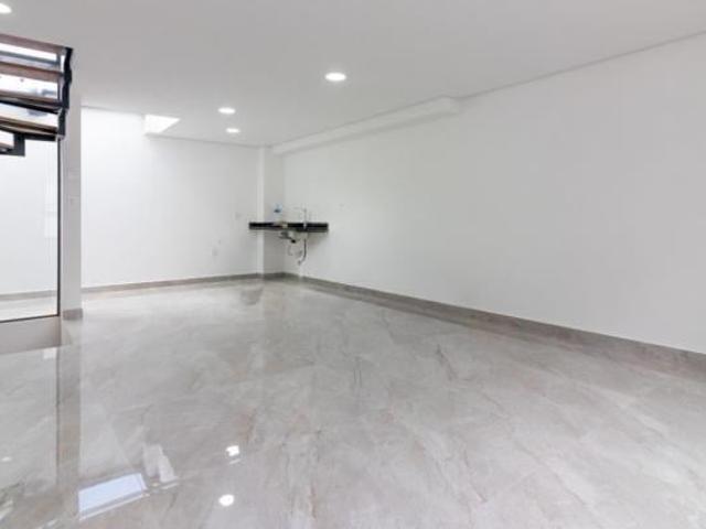 Atraente casa em condomínio para venda com 3 quartos, sendo 1 suíte, 140m²