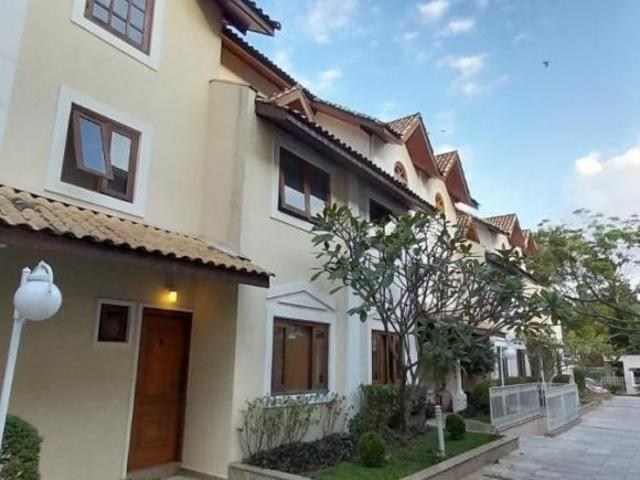 Imperdível casa em condomínio para venda com 3 quartos, sendo 1 suíte, 182m²