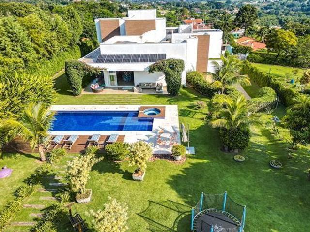 Atraente casa em condomínio para venda com 7 quartos, sendo 6 suítes, 794m²