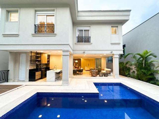 Funcional casa em condomínio para venda com 4 quartos, sendo 4 suítes, 442m²