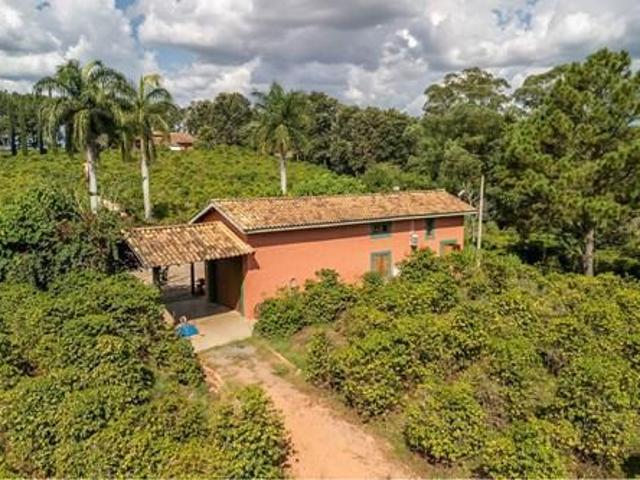 Agradável casa para venda em Centro com 5 quartos, sendo 2 suítes, 505m²
