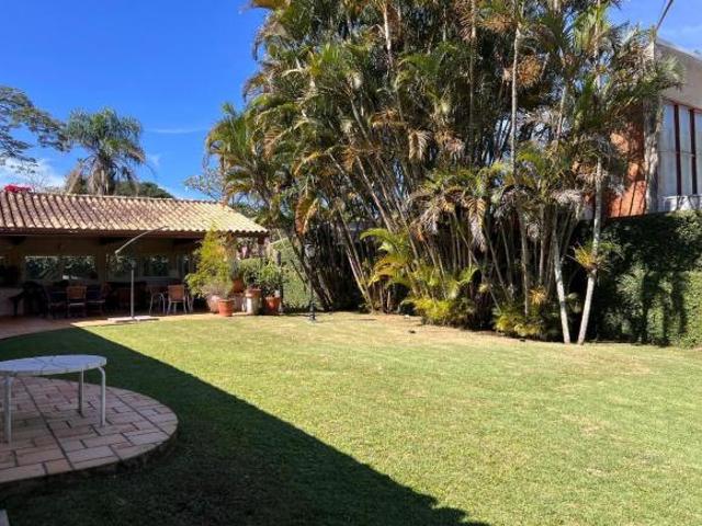 Atraente casa para venda em Interlagos com 5 quartos, sendo 3 suítes, 370m²