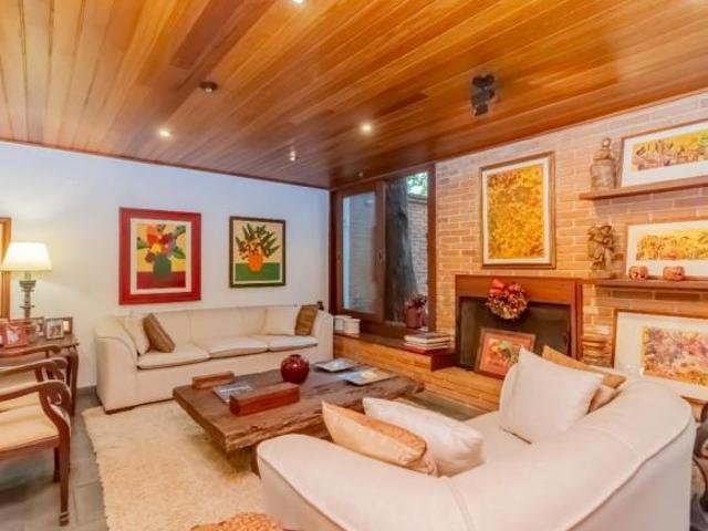 Imperdível casa para venda em Indianópolis com 4 quartos, sendo 2 suítes, 310m²