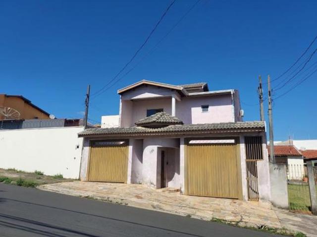 Confortável sobrado para venda em Jardim Recanto do Valle com 5 quartos, sendo 1 suíte, 192m²