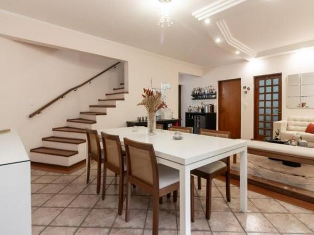 Agradável sobrado para venda em Jardim Virginia Bianca com 3 quartos, sendo 1 suíte, 223m²