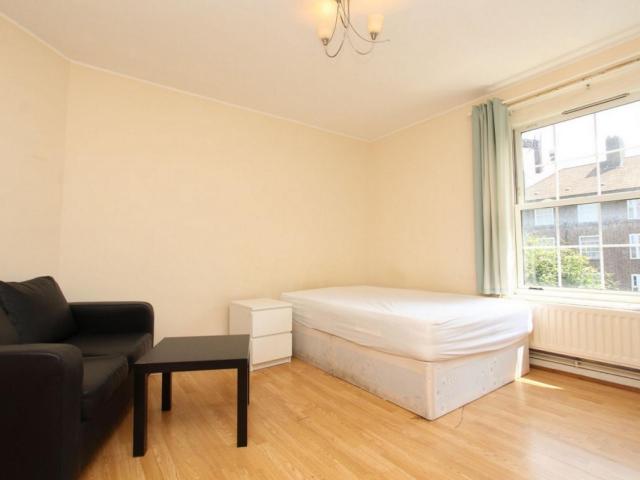 Attractive double bedroom close to Borough tube station Has a Room