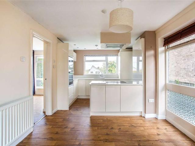 Attractive, spacious home with lovely garden on a quiet residential road in High Legh
