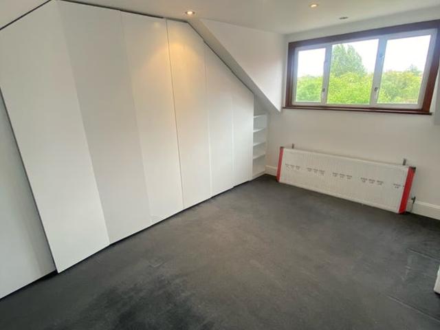 Attractive Split Level 1 Bedroom Flat – Olive R