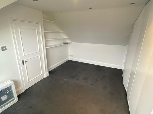 Attractive Split Level 1 Bedroom Flat – Olive R