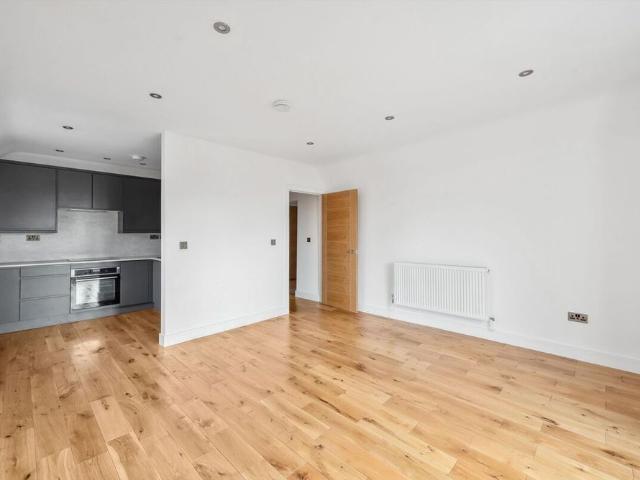 Attractive three bedroom apartment available to rent on Kilburn Lane, W10