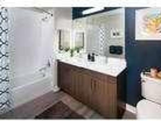 Attractive 1 bed, 1 bath. Gated parking!